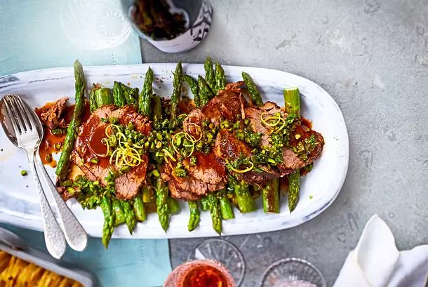 Sauerbraten lembut kalayan resep asparagus