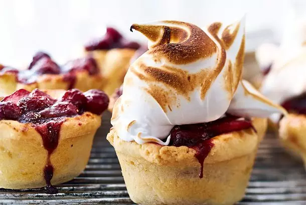 Pîrekên muffin bi reçeteya kompotê ya cranberry û sêv 19505_1