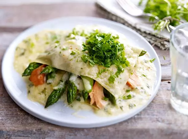 asparagus اور stremel سالمن ہدایت کے ساتھ Lasagna جیبیں۔