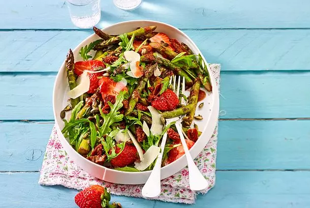 Summer to go: asparagus and strawberry salad recipe 1960_1