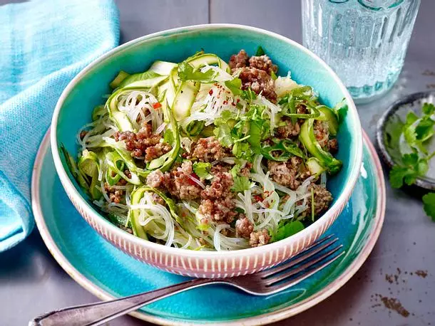 Turbo glass noodle salad na may mince recipe