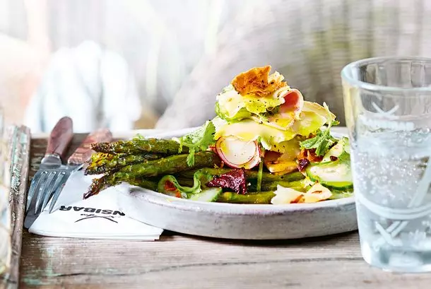 Insalata di salsiccia Smutjes Express con ricetta di asparagi al forno