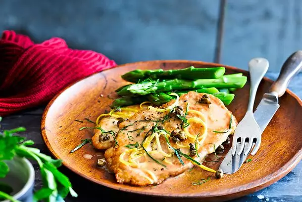 Pupunta sa isang sandali, honey: minutong schnitzel mula sa recipe ng manok