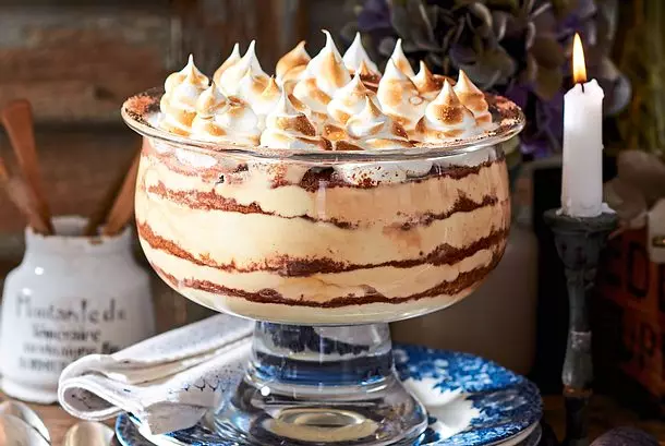 Coupe caramel na may flamed meringue tuffs recipe 19712_1