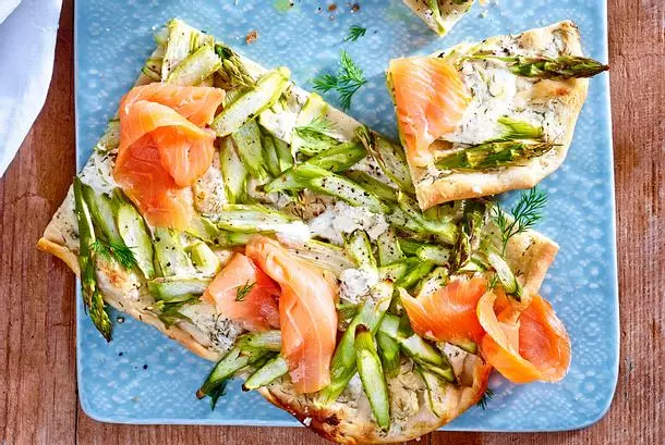 Hot Blechle: Flammkuchen nrog asparagus daim ntawv qhia