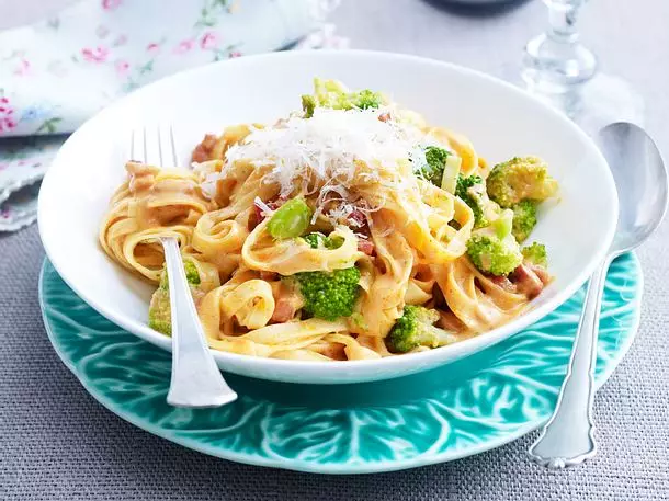 Fin tagliatelle med broccoli, bacon och gräddsås recept 19744_1