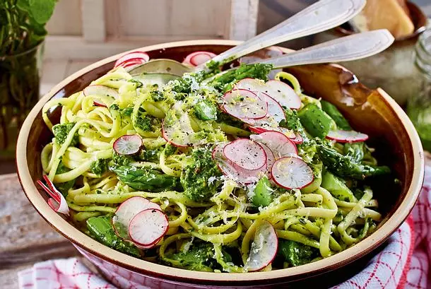 Bavette bl-ispraġ u riċetta tal-pesto tal-ispinaċi