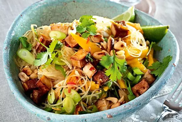 Công thức salad mì sợi với xoài và đậu phụ hun khói 19991_1