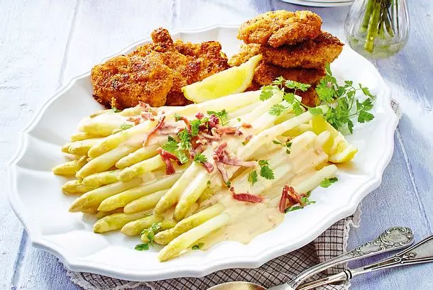 schnitzel ہدایت کے لئے بلیک فاریسٹ ساس کے ساتھ اوون asparagus