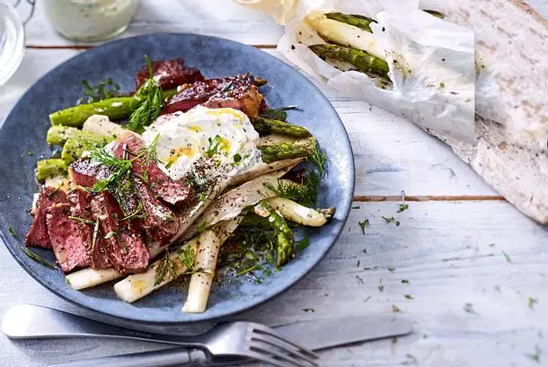 Tagliata र क्रीम चीज मेयो नुस्खा संग Asparagus पार्सल