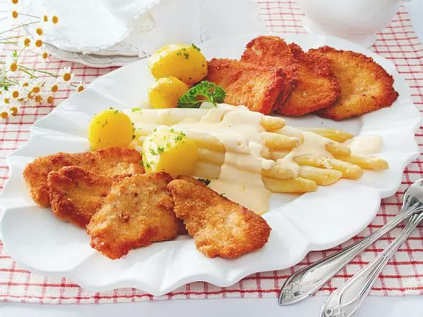 Blitzhollandaise me asparagus dhe dy lloje recete schnitzel