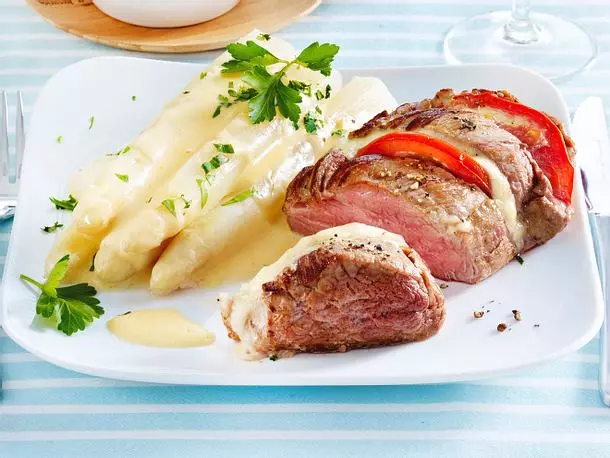 Filet Caprese dengan Asparagus dengan Resep Hollandaise