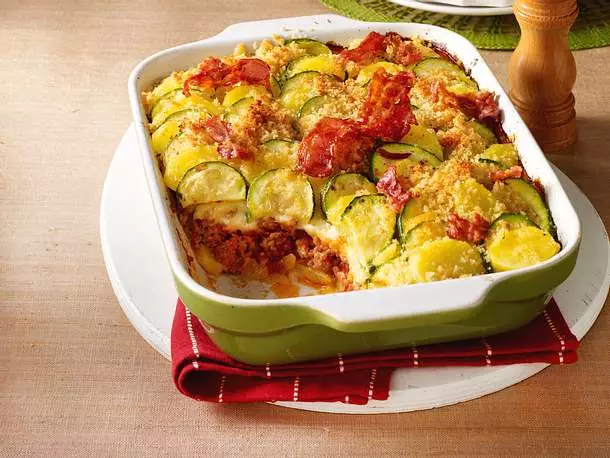 Patatas ug zucchini casserole nga adunay ground pork ug cheese béchamel recipe 20319_1