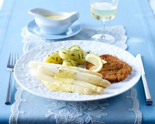 Recette Asperges blanches sauce hollandaise au yaourt avec escalope croustillante et pommes de terre persillées