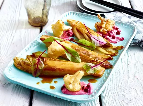 Caramelized chicory thiab cauliflower tempura nrog beetroot cream daim ntawv qhia 20440_1