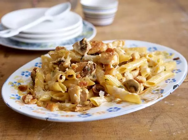 Penne Tetrazzini (kyllinggratineret Penne med brødkrummer) opskrift 20519_1