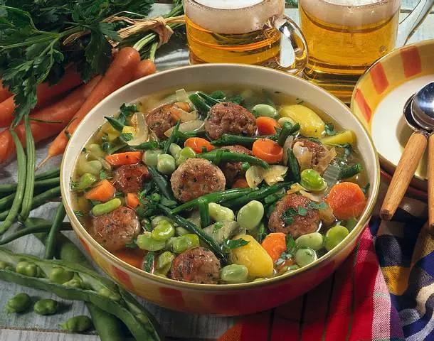 Bean stew nga adunay herb mead balls recipe 20868_1