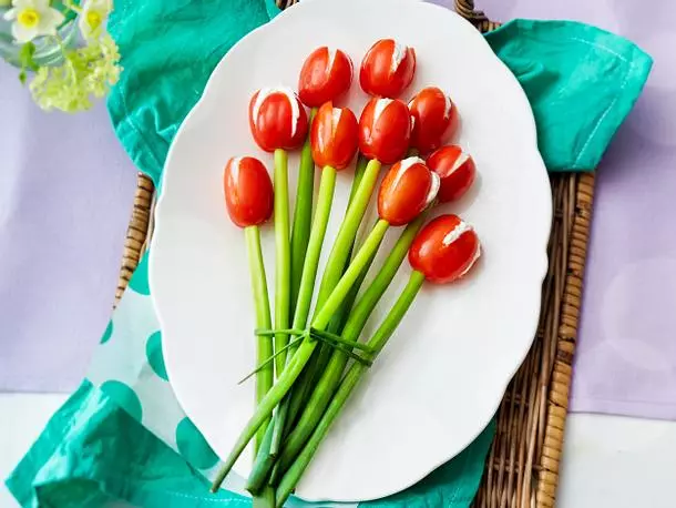 크림 치즈 필링 레시피를 곁들인 토마토 튤립 무리