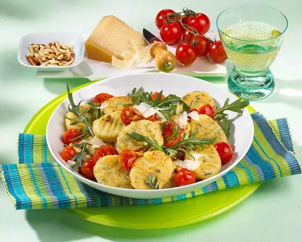 Rocket Gnocchi กับ Pine Nuts, Parmesan และ Cherry Tomatoes Recipe 21140_1