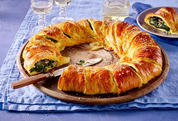 Recipe ea Hearty croissant wreath 2124_1