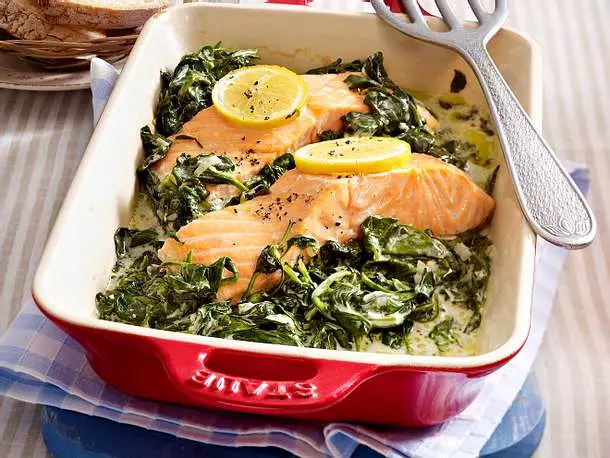 Salmon etona amin'ny fandriana misy spinach recipe 21413_1