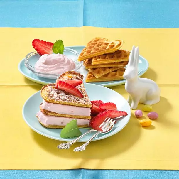 Eggnog waffle munaar ah oo leh habka strawberry qurk 21533_1