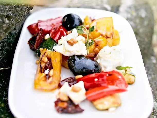 Grilled vegetables with warm goat cheese and oven bread recipe 21670_1