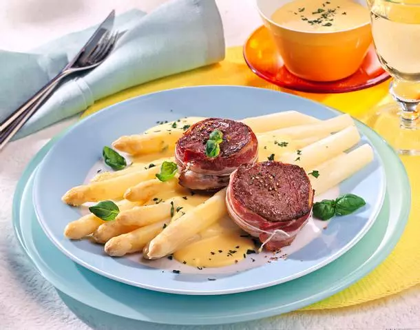 Asparagus, Basil hollandaise ਅਤੇ ostrich medallions ਪਕਵਾਨ 21673_1