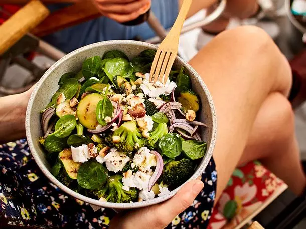 Broccoli Salad with Cashew Crunch Recipe 22452_1