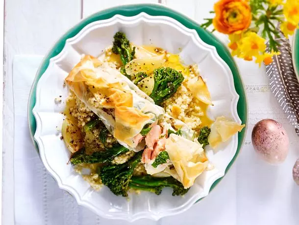 Salmon parcels akan broccoli da pearl sha'ir risotto girke-girke