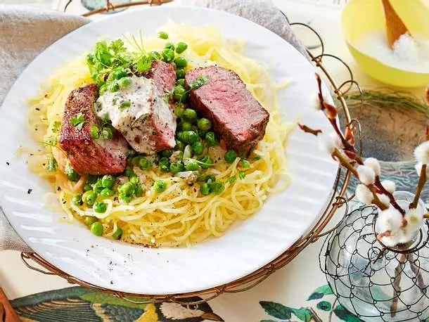 Lamb medallions nyob rau hauv ib daim ntawv qhia qos daus zes