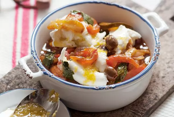 Riċetta tal-mozzarella tal-bufala bir-ragout tal-paprika 22533_1