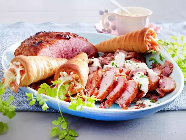 Receta de jamón asado con remoulade de ajos silvestres y croissants de zanahoria