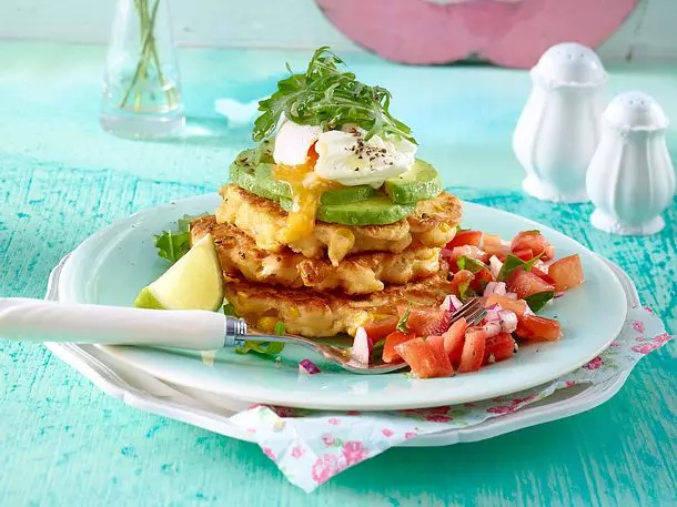 Corn Fritter Towers ជាមួយនឹងរូបមន្ត Avocado និង Poached Egg 2266_1