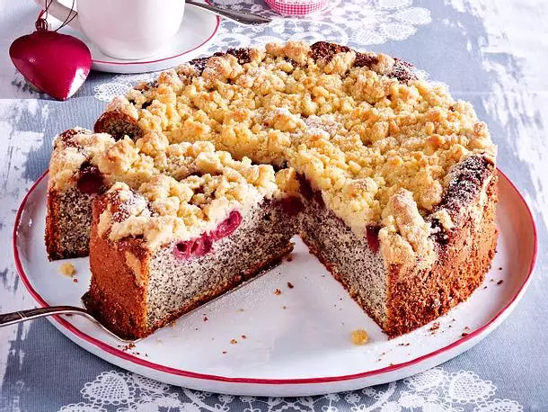 Cherry poppy seed cake nga adunay lemon crumble nga resipe 22763_1