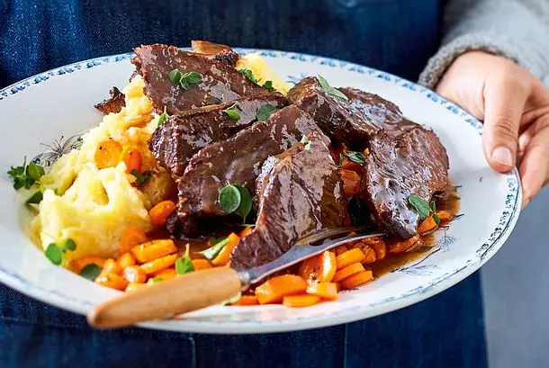 Carrilleras De Buey Estofadas Sobre Receta De Puré De Patatas Con Apio 2296_1