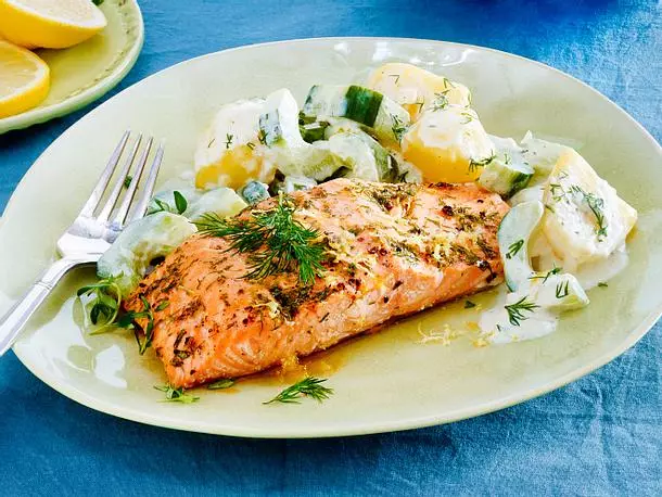 Receita de salmón mel con crema de pepino, patacas e verduras