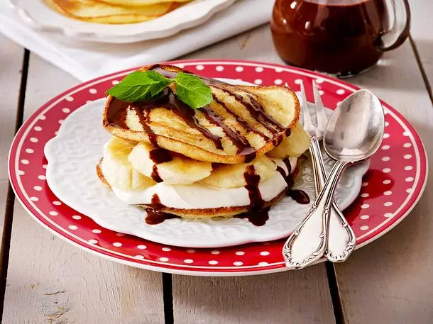 Li-pancake tse se nang gluten tse nang le libanana, tranelate ea curd le recipe ea chocolate sauce 23393_1