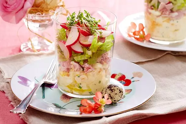 Insalata a strati cocktail di uova con prosciutto e ricetta di crescione