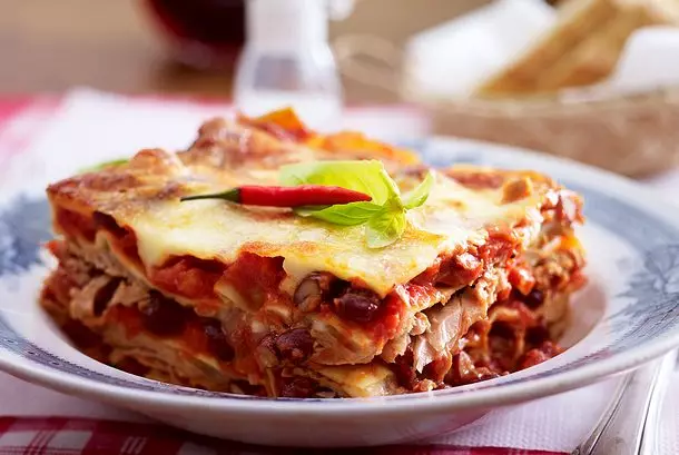 Lasagna all'arrabbiata na mapishi ya tuna 23448_1