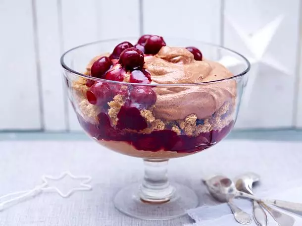 Chocolate mousse trifle nrog cherries thiab gingerbread daim ntawv qhia 23453_1