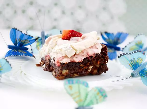 Brownies Wortel dengan resep Meringue dan Krim Strawberry