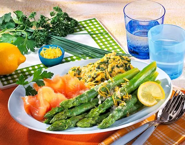 Asparagus hijau yang diasinkan dengan telur orak-arik herba dan resep salmon 23666_1