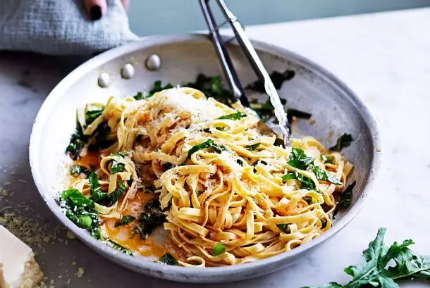 Fast rucola linguine med vitlök och paprikaolja recept 24188_1