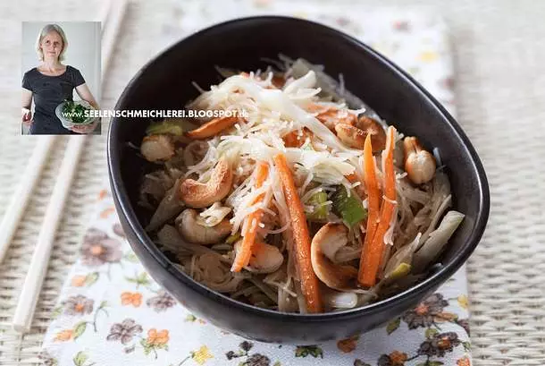 Rice noodles nga adunay mga carrots ug repolyo nga resipe 24412_1