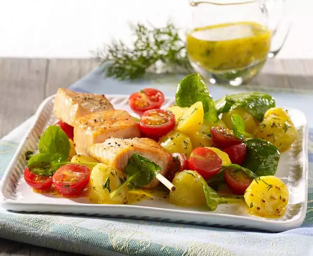 Kalluunka salmon ee la shiilay ee baradhada iyo saladh isbinaajka iyo dill vinaigrette 24671_1