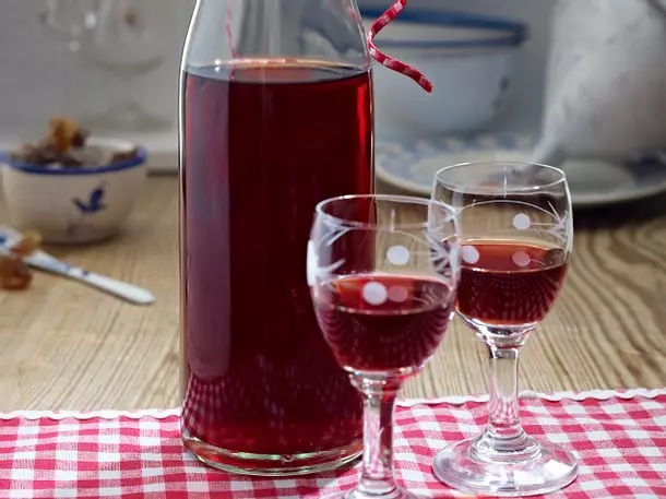 Iresiphi ye-Sloe liqueur