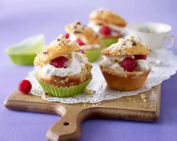 Crumble Muffins nrog Raspberry Lemon Cream Daim ntawv qhia 25020_1