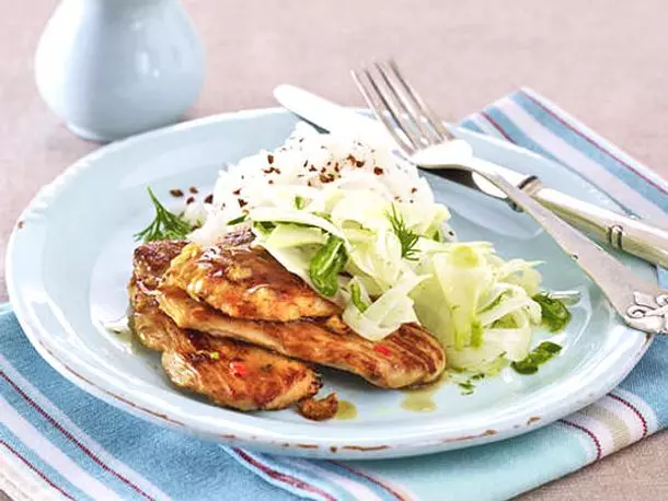 Ingefær schnitzel på fennikel og forårsløg grøntsager opskrift 25563_1