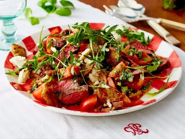 Italiensk brødsalat alla caprese med biffstrimler og urteoljeoppskrift 25655_1